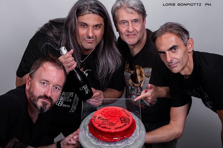 HAND ON HEART: disponibile il nuovo singolo ‘Roses’ » Suoni Distorti ...