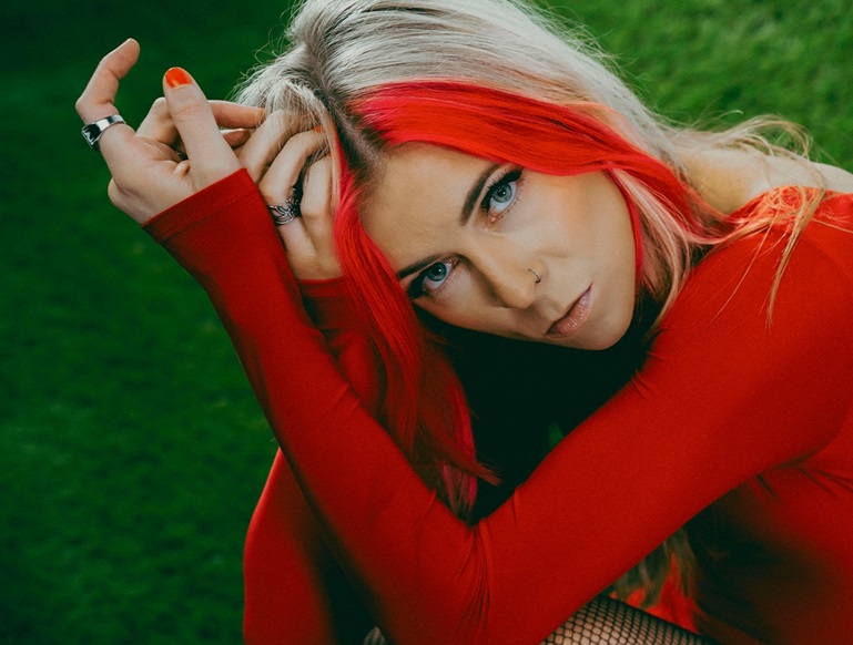 TAYLOR ACORN: fuori il video ‘Final Nail’ con CHARLOTTE SANDS » Suoni ...