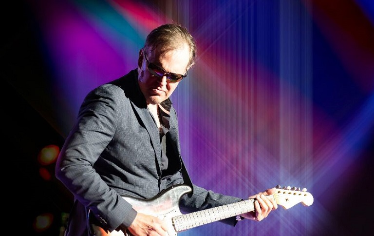 JOE BONAMASSA: lyric video del nuovo singolo ‘Drive By The Exit Sign ...
